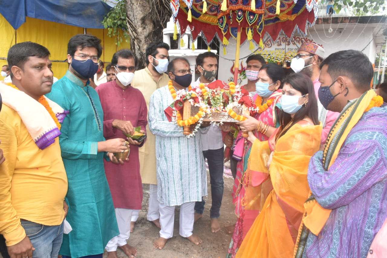 Divine marriage solemnised in low-key manner - Samachar Just Click